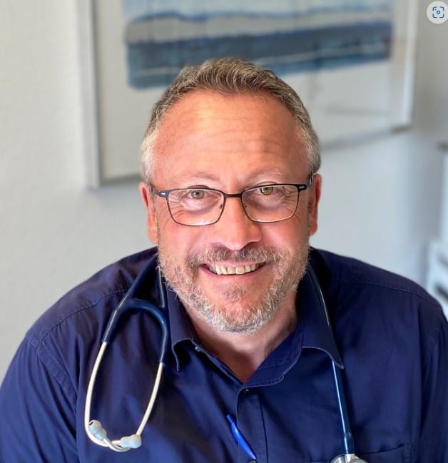 Dr. med. Daniel Beutler - mit Produkten von kingnature